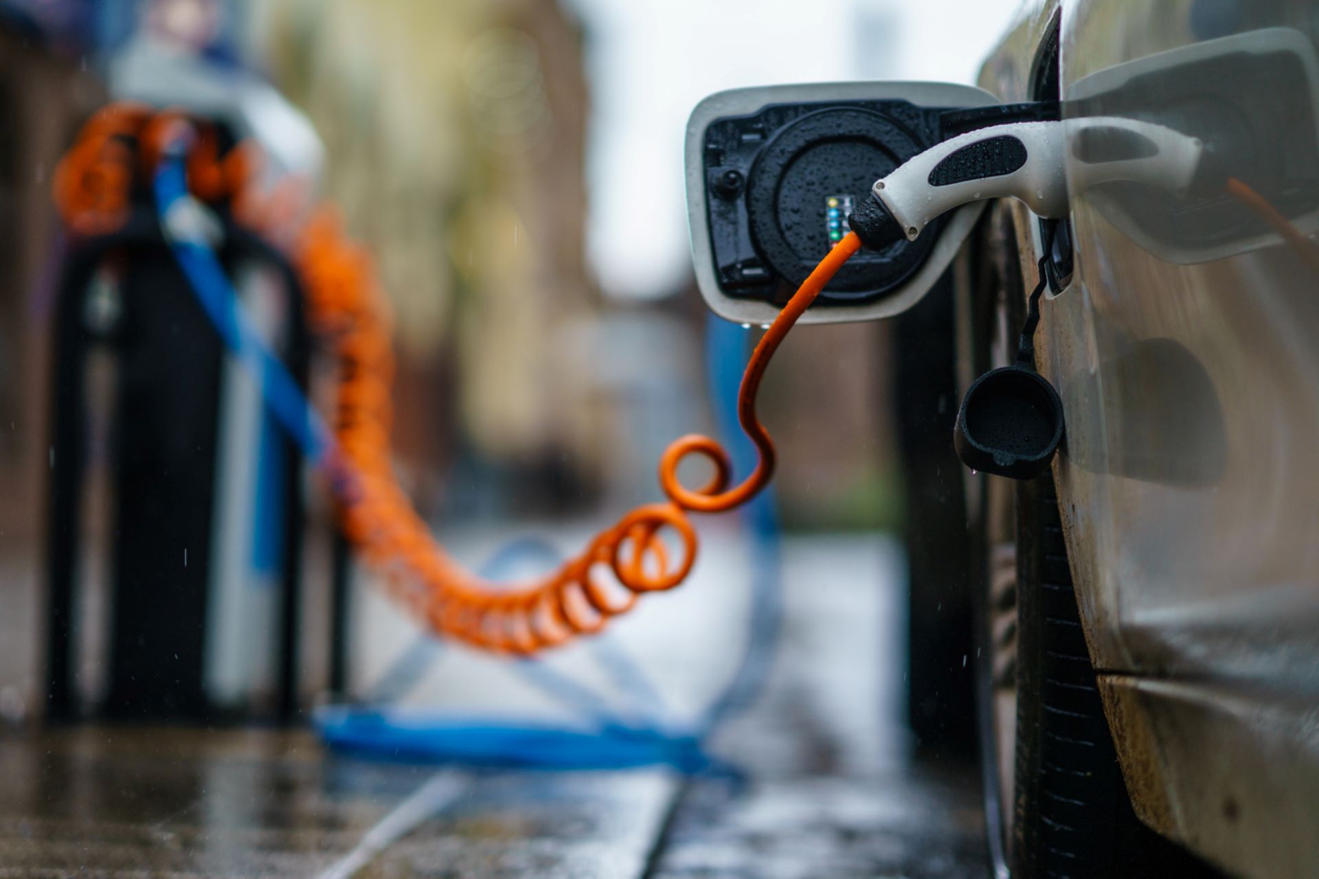 Startup makes breakthrough that could halve the cost of EV batteries ...